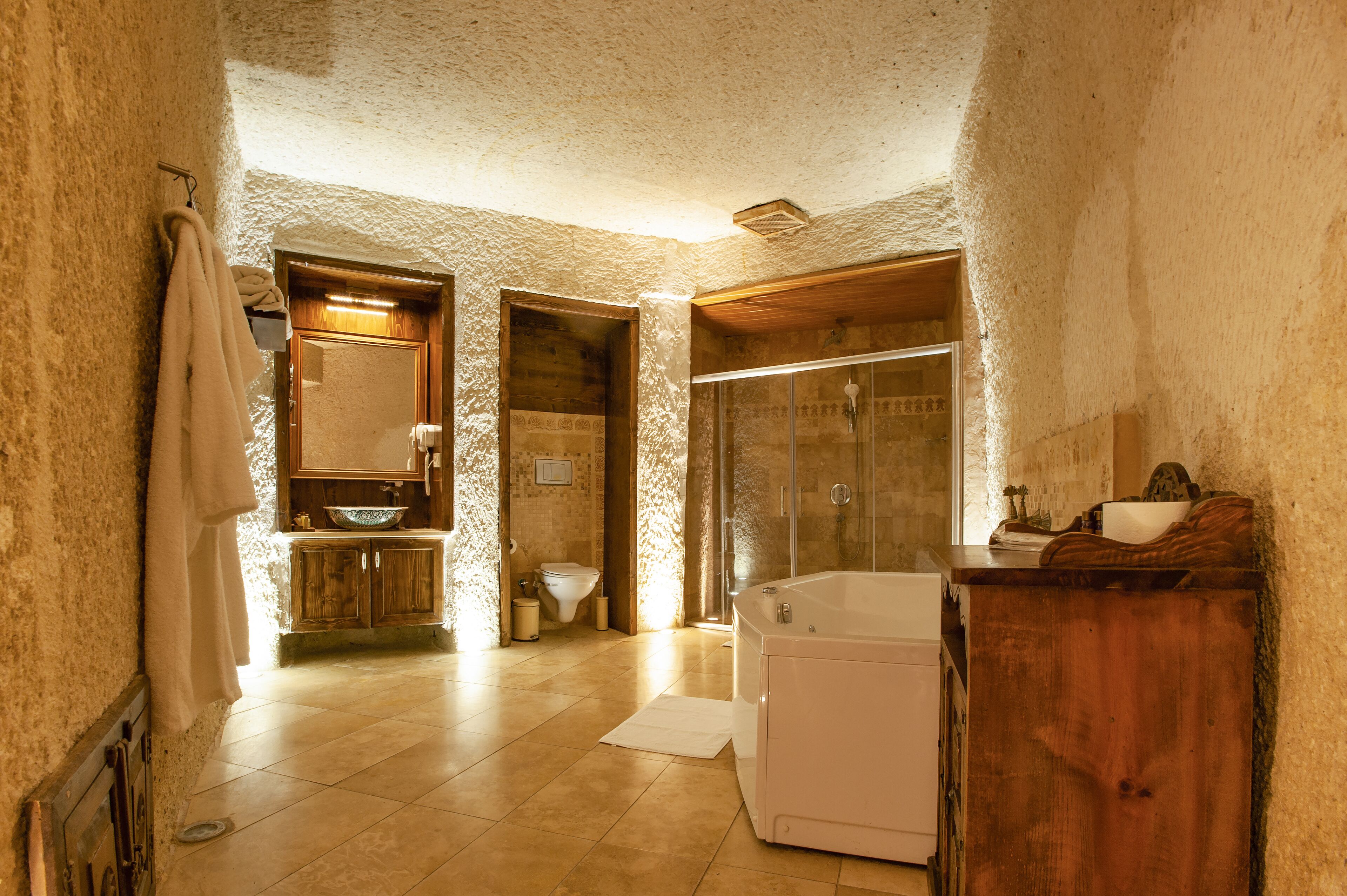 Suite Room | Casa de banho | Um polibã, artigos de higiene pessoal grátis, um secador de cabelo 