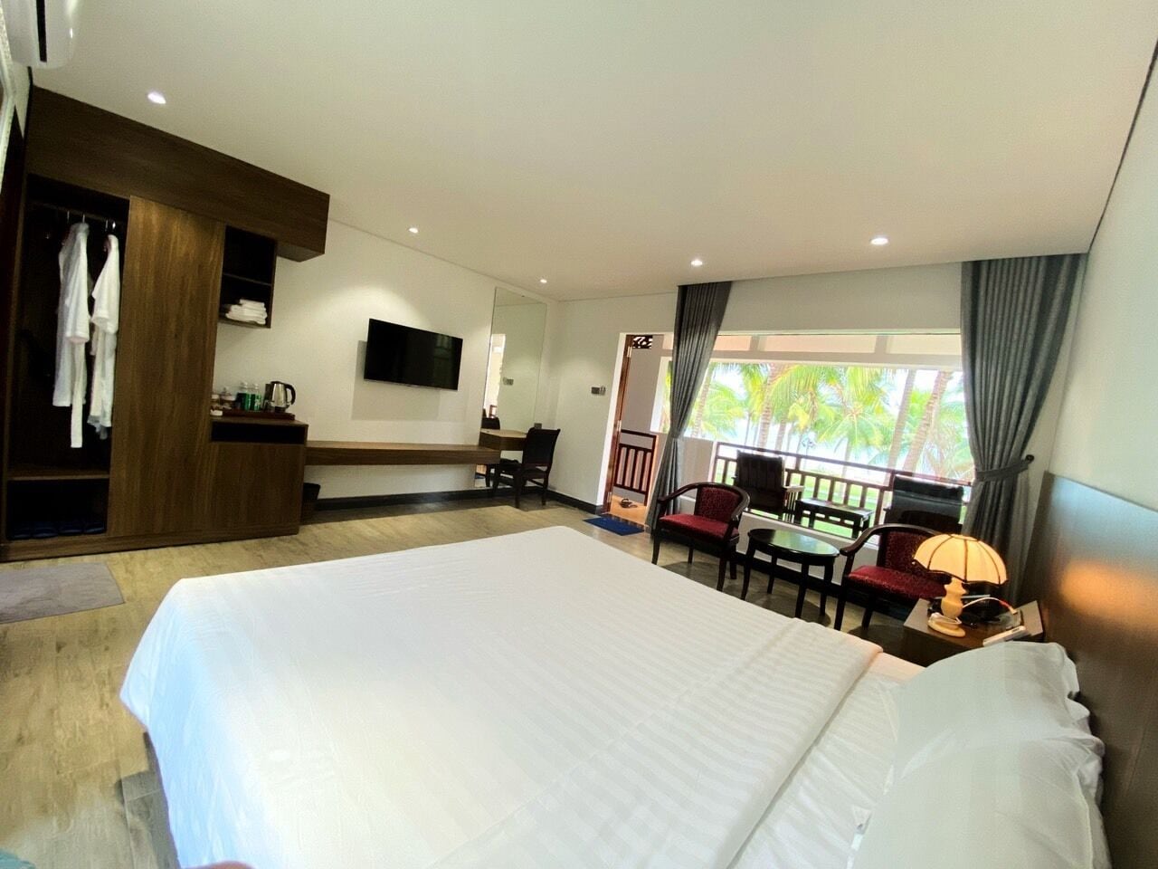 Frigobar, cofres nos quartos, escrivaninha, cortinas blackout