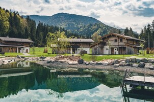 Piscina interna, funciona das 7h às 20h, espreguiçadeiras