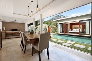 Vila, 2 quartos, piscina particular | Área de estar | Smart TV 43 polegadas com canais digitais