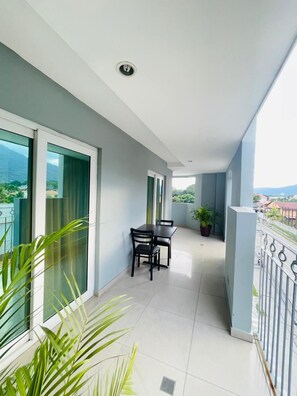 Apartamento Empresarial, 1 cama king-size, não fumadores, vista para a montanha | Terraço/pátio interior