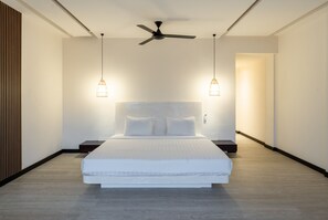 1 quarto, cofre no quarto, secretária 