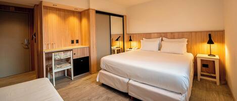 Quarto Triplo Deluxe | Roupa de alta qualidade, minibar, cofre no quarto