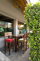 Pequenos-almoços e almoços servidos, com vista para o jardim 