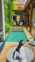 Piscina exterior, espreguiçadeiras