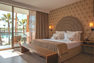 Quarto Duplo Superior, vista para a piscina | Minibar, cofre no quarto, secretária, cortinas/cortinados opacos