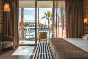 Quarto casal superior, vista para a piscina | Frigobar, cofres nos quartos, escrivaninha, cortinas blackout