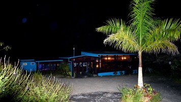 Fachada da propriedade à noite