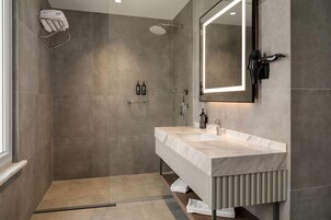 Suíte júnior, 1 cama King | Banheiro | Chuveiro, produtos de toalete grátis, secador de cabelo 