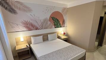 Quarto Duplo ou Twin Standard | Minibar, cofre com capacidade para portátil, secretária