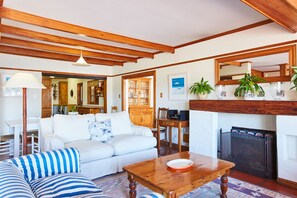 Paquita | Sala de estar | TV de ecrã plano, leitor de DVD, biblioteca de vídeos 