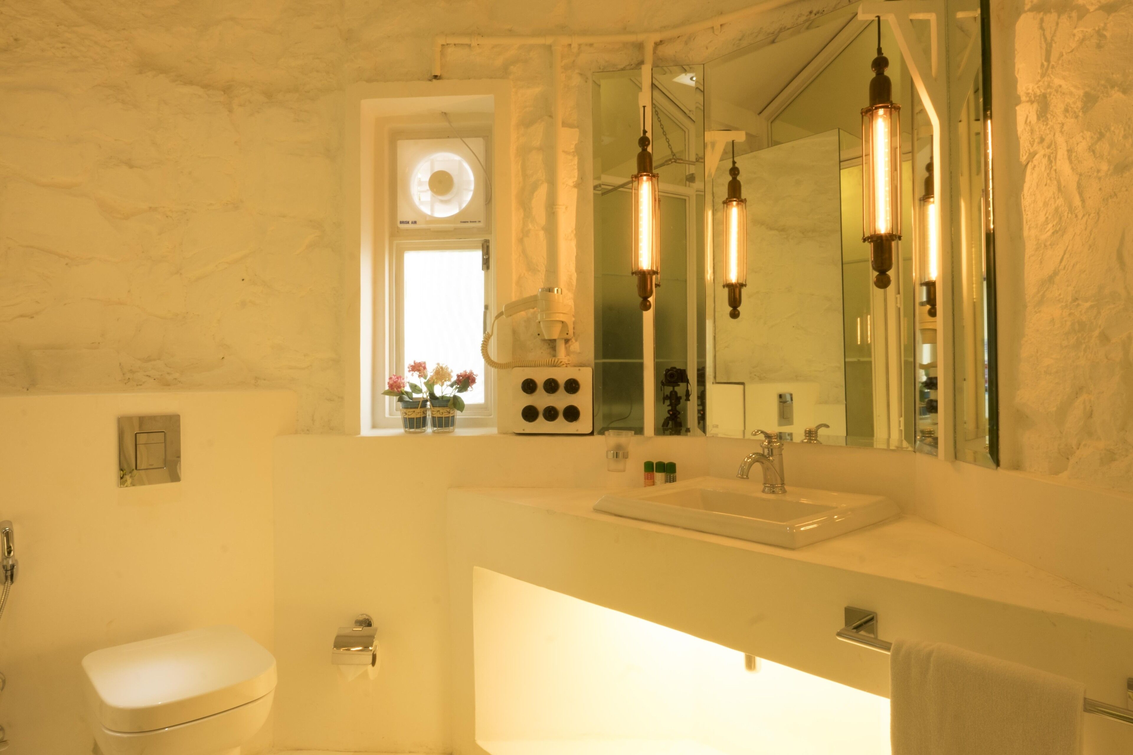 Quarto luxo, vista para a piscina | Banheiro | Chuveiro, chuveiro com efeito de chuva, produtos de toalete grátis 
