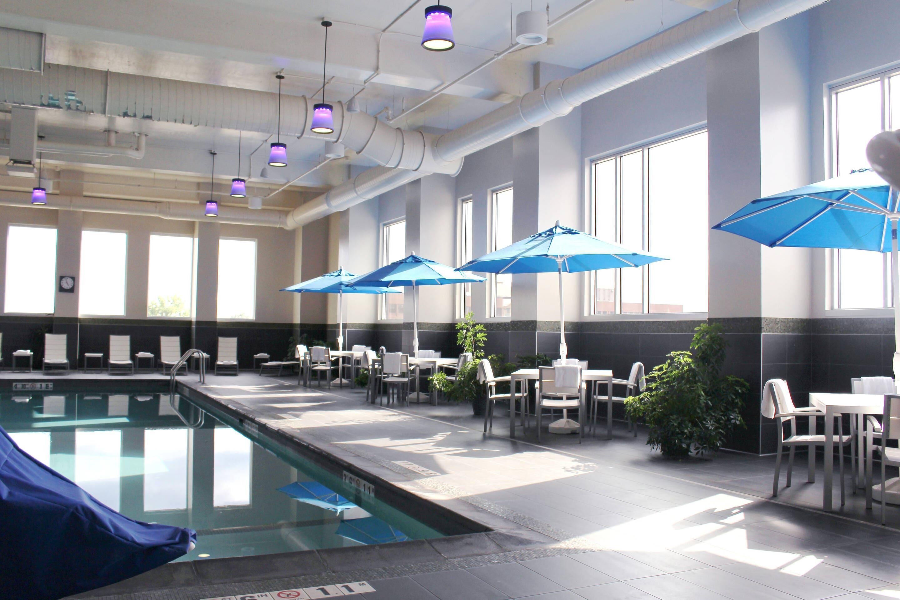 Piscina interior, espreguiçadeiras 