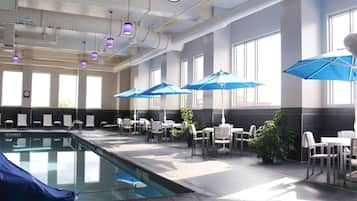 Piscina interior, espreguiçadeiras