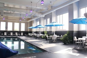 Piscina interna, espreguiçadeiras