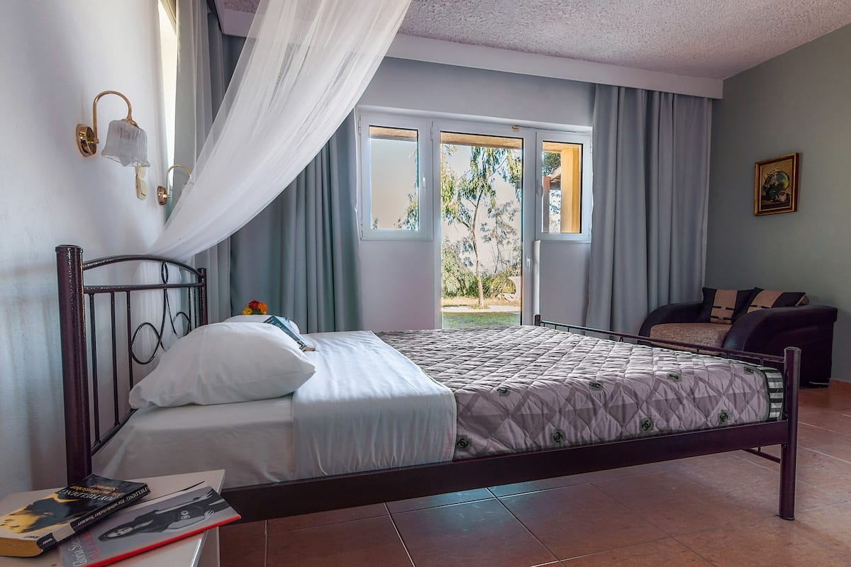 Suite, vista para o mar, junto ao jardim | 1 quarto, cofre no quarto, com mobília individualizada, secretária