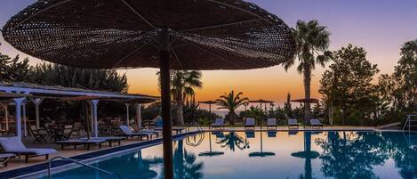 Piscina externa, guarda-sóis, espreguiçadeiras