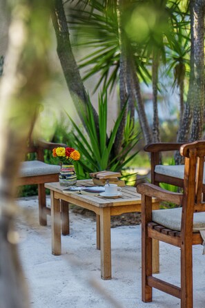 Suite, 2 quartos, vista para o mar | 1 quarto, cofre no quarto, com mobília individualizada, secretária