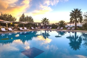 Piscina exterior, guarda-sóis, espreguiçadeiras