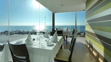 Café da manhã, almoço e jantar; culinária portuguesa, vistas para o mar