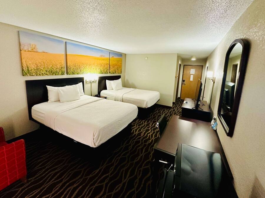 Quarto, 2 camas queen-size, não fumadores | Secretária, secretária adequada para computadores portáteis