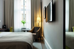 Quarto superior | Frigobar, cofres nos quartos, escrivaninha, cortinas blackout