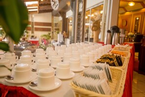 Café da manhã com buffet todos os dias mediante uma taxa