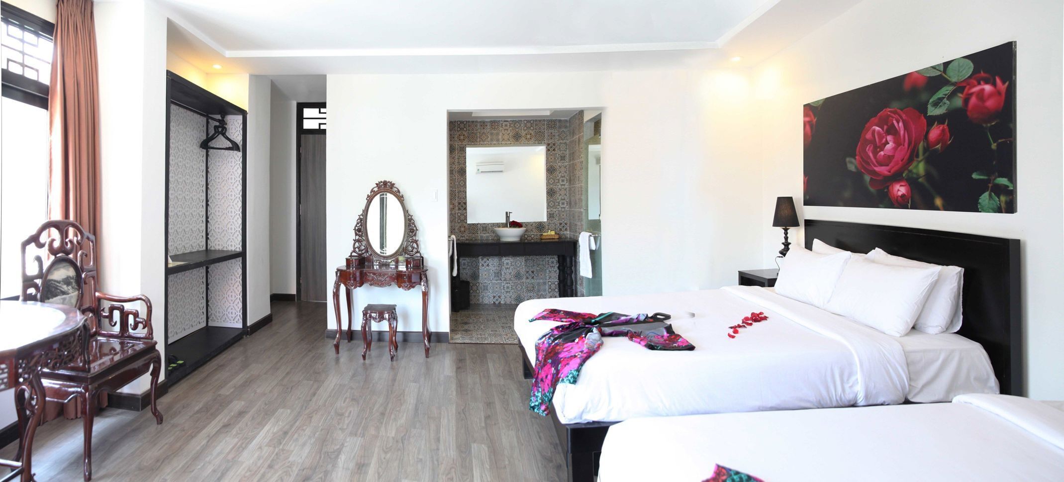 Frigobar, cofres nos quartos, quartos à prova de som, Wi-Fi de cortesia