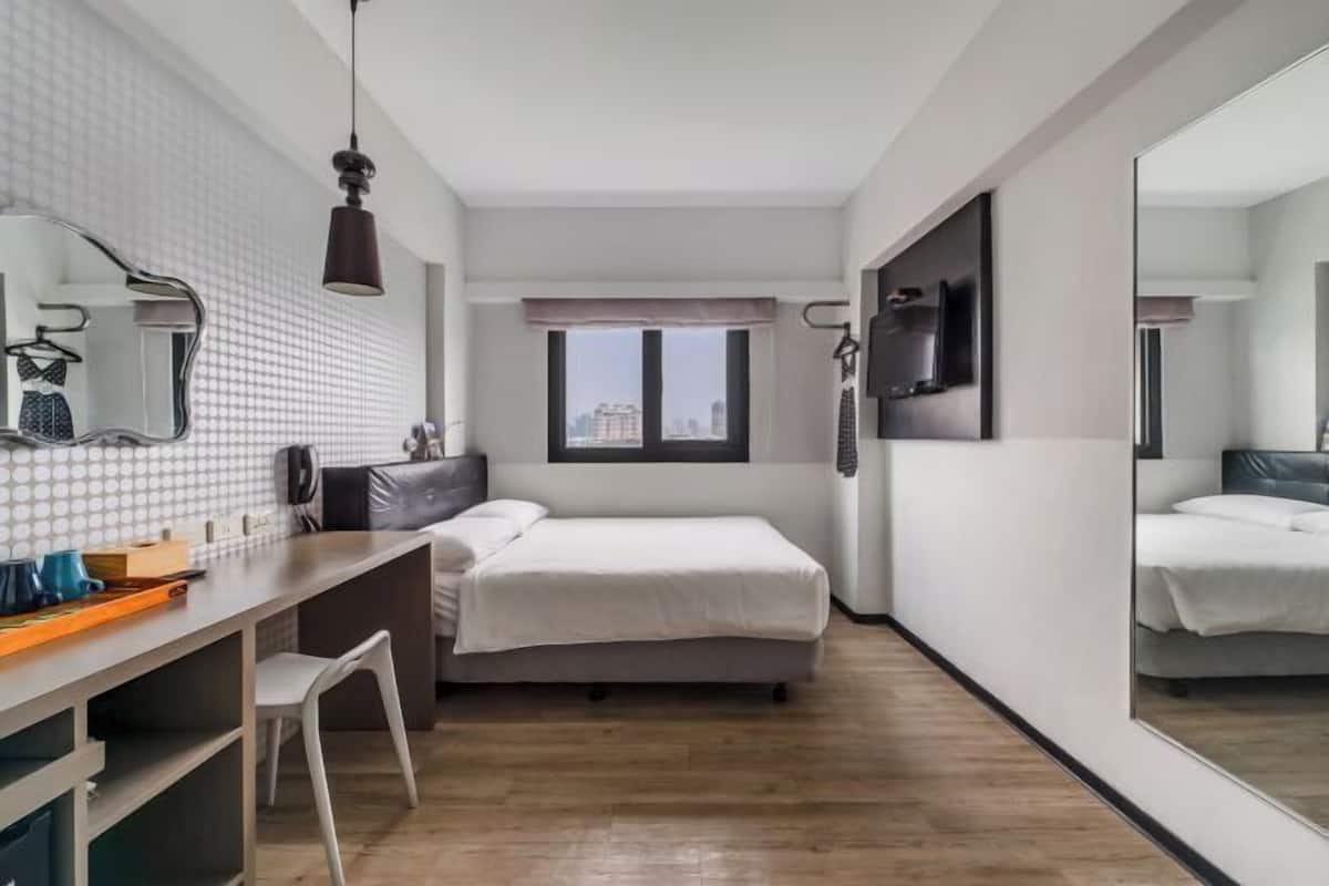 Escrivaninha, cortinas blackout, quartos à prova de som