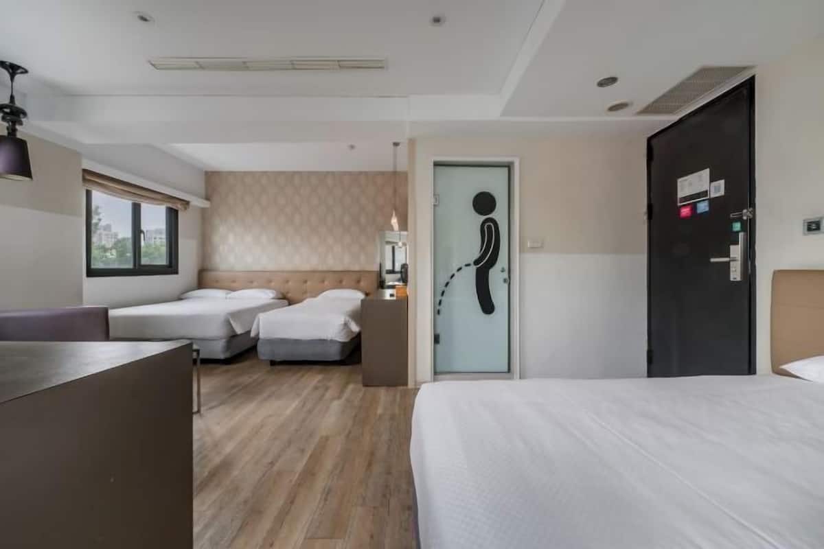 Escrivaninha, cortinas blackout, quartos à prova de som