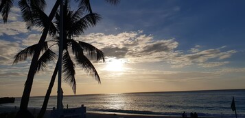 Uma praia privada, praia de areia branca, espreguiçadeiras