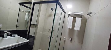 Um polibã, artigos de higiene pessoal grátis, um secador de cabelo 