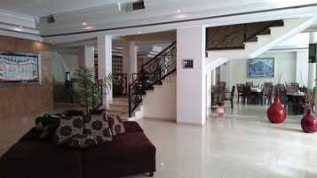 Área de estar no saguão