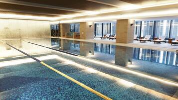 Piscina interior, toldos gratuitos