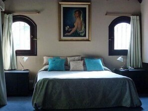 Minibar, cofre no quarto, berços/camas para crianças grátis 