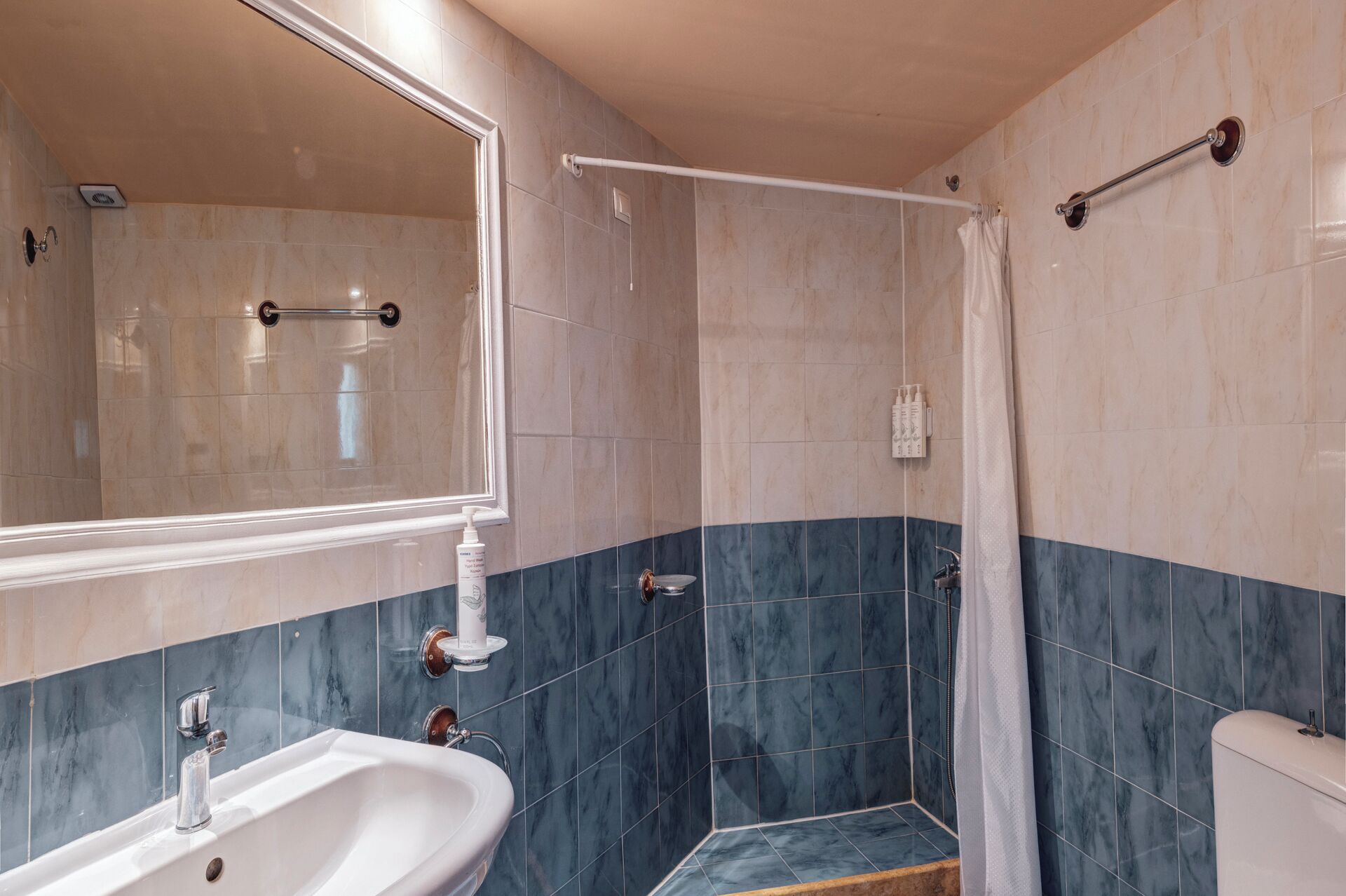 Quarto Duplo Económico | Casa de banho | Um polibã, produtos de higiene exclusivos, um secador de cabelo 