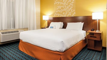 Quarto, 1 cama King | Roupas de cama premium, cofres nos quartos, escrivaninha