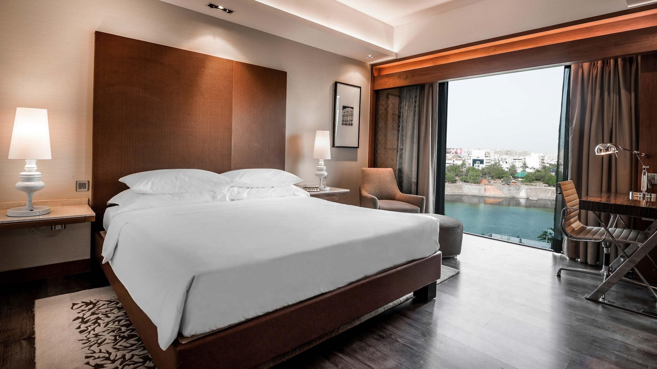 Roupa de alta qualidade, camas de colchão pillowtop, minibar 