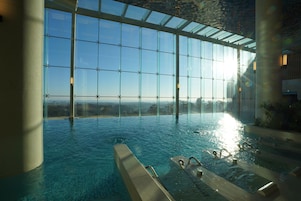 Piscina interior, piscina exterior sazonal
