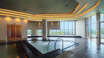 Roupas de cama premium, cortinas blackout, Wi-Fi de cortesia