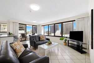 Apartamento Clássico, varanda, vista para o oceano | Sala de estar | Televisor 