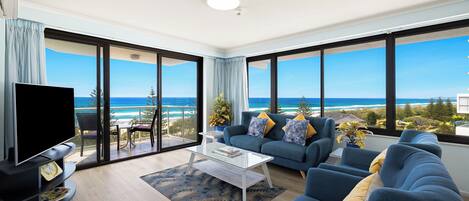 Apartamento standard, sacada, vista para o oceano | Área de estar | TV