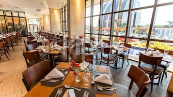 Pequenos-almoços, almoços, jantares servidos, cozinha internacional