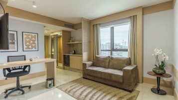 Quarto Standard, acessível | Sala de estar | Televisor LED de 32 polegadas com canais por cabo, televisor