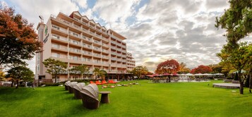 2 restaurantes, pequenos-almoços servidos, cozinha europeia moderna 