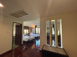 Quarto Twin Deluxe | Roupa hipoalergénica, com decoração personalizada