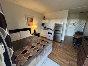 Quarto luxo, 1 cama Queen, para não fumantes | Wi-Fi de cortesia, roupa de cama