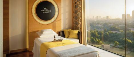 Quarto de hotel com cama, vista da cidade e um sinal circular na parede.