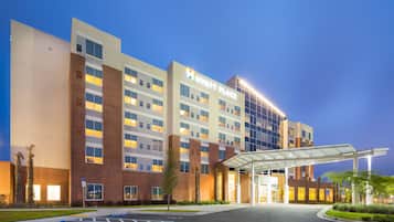 Fachada do alojamento (tarde/noite)