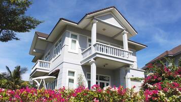 Villa, 3 quartos (must contact property before check in) | 3 quartos, secretária, camas desdobráveis/extra grátis, Wi-fi grátis